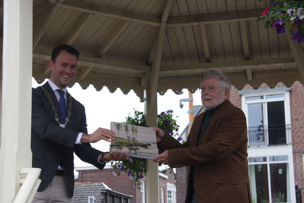 Bert Post overhandigt 750 jaar Nieuwkoop boek aan burgemeester - De ...